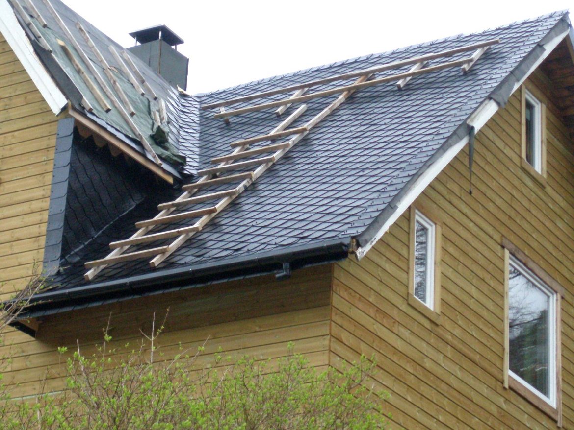 Kunststoff-Schindel-Dach-Norwegen-Holzhaus-schwarz-2012-03 - Schindeln ...