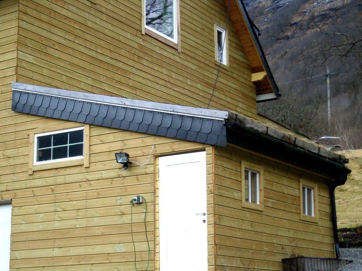 Kunststoff-Schindel-Dach-Norwegen-Holzhaus-schwarz-2012-05 - Schindeln ...