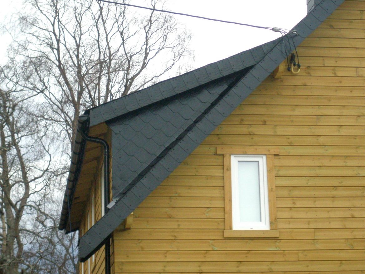 Kunststoff-Schindel-Dach-Norwegen-Holzhaus-schwarz-2012-06 - Schindeln ...