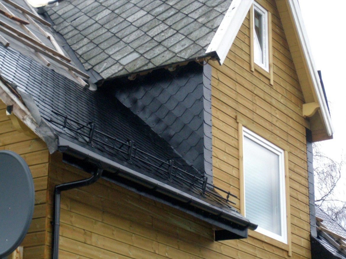 Kunststoff-Schindel-Dach-Norwegen-Holzhaus-schwarz-2012-07 - Schindeln ...